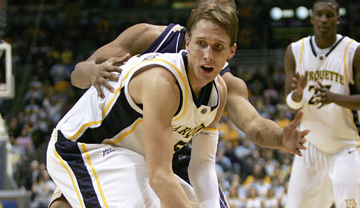 Dan Fitzgerald signs in Japan